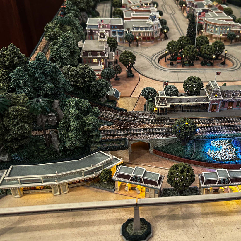 Olszewski Disneyland Main Street Full Miniature – Gold & Silver Pawn Shop