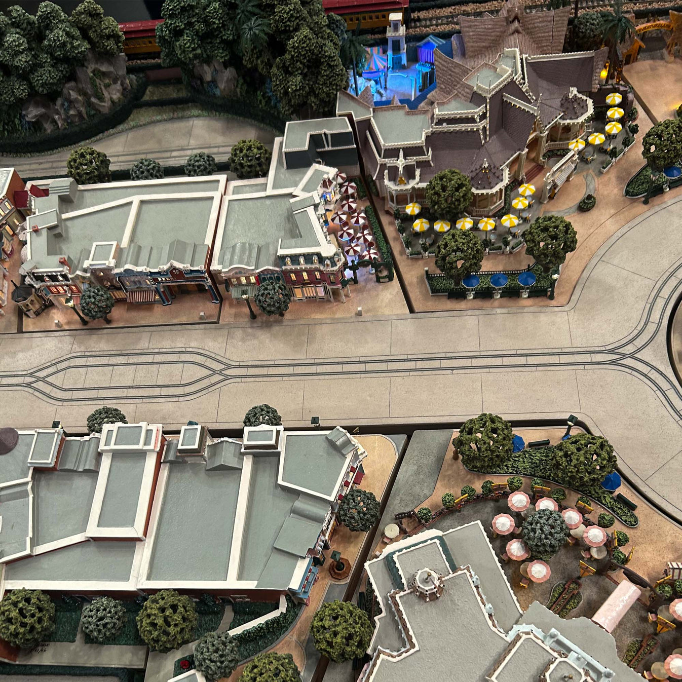 Olszewski Disneyland Main Street Full Miniature – Gold & Silver Pawn Shop